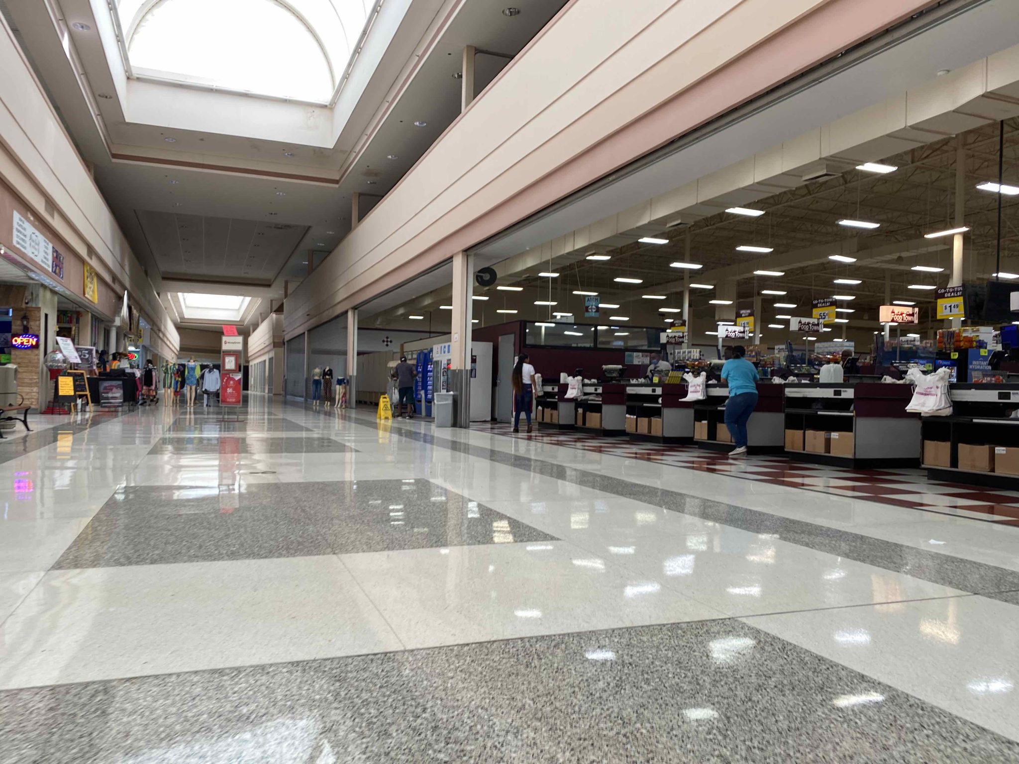 Part 1: Auchan comes to Texas and brings a Mall – Houston Historic Retail